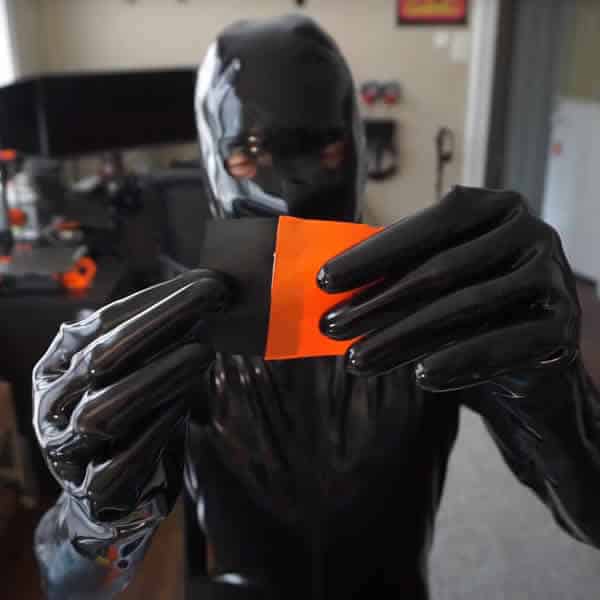 Gumový fetish na Youtube - DARKPRESS